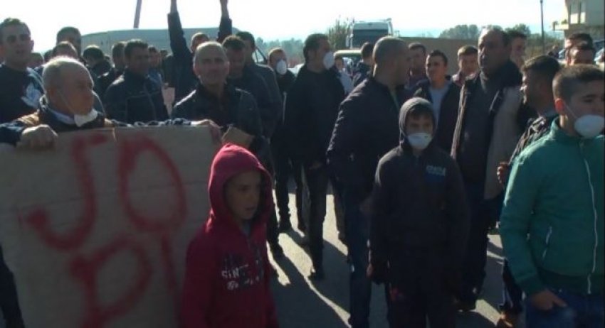Dita e 6 e protestave kundër impiantit të mbetjeve/ Prindër dhe fëmijë ...